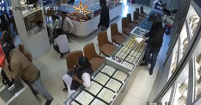 Daylight robbery caught on camera: 5 armed men loot jewellery worth ...