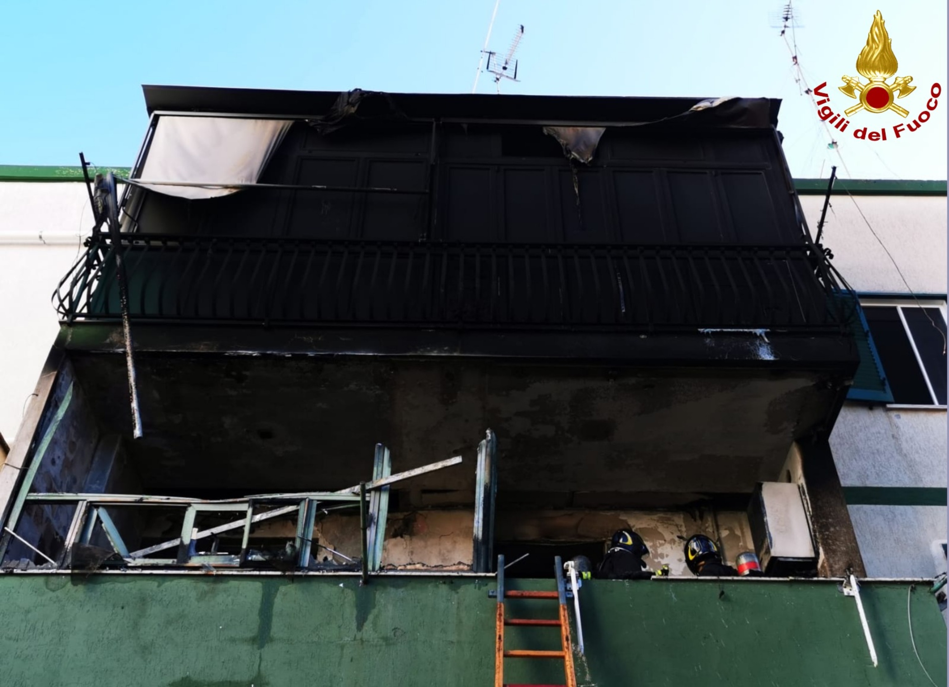 Bloccate in casa per un incendio, i vigili del fuoco salvano 4 persone