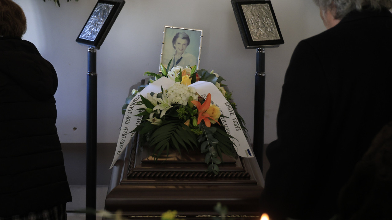 Σε βαρύ κλίμα η κηδεία της Σύλβας Ακρίτα από το Α' Νεκροταφείο Αθηνών ...