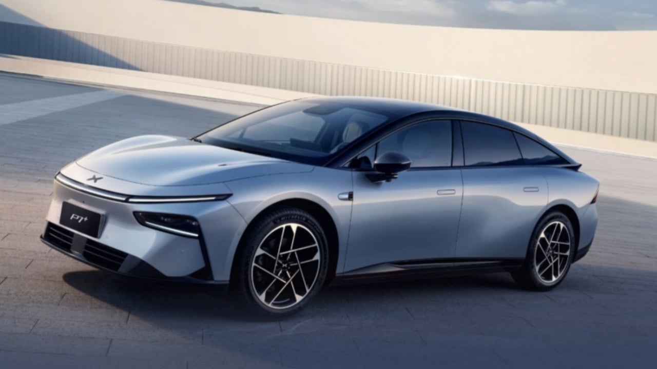 Este sedán eléctrico de 725 l de maletero promete ir de Madrid a París ...