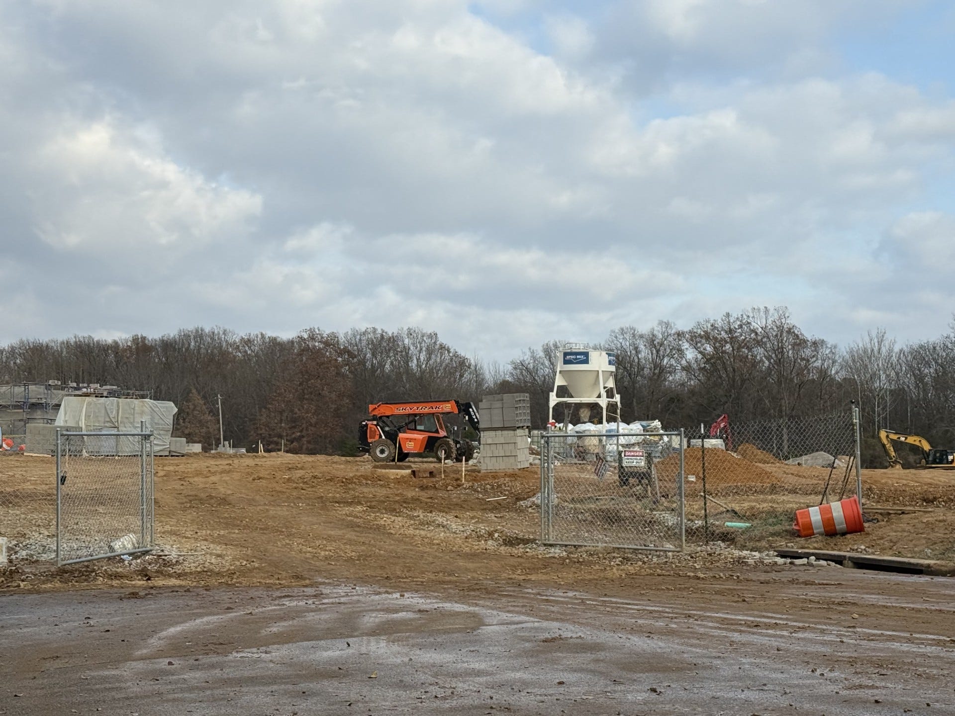 What's that under construction behind Sonic on US 64 in Lakeland?