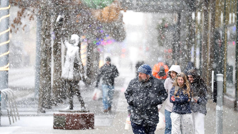 Intense winter storm pummels Midwest, more than 100,000 still without power