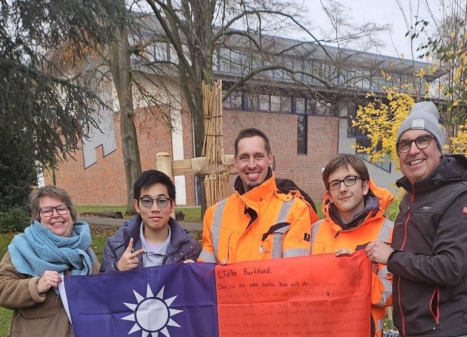 Austauschschüler Jack pflanzt Baum Nummer 21