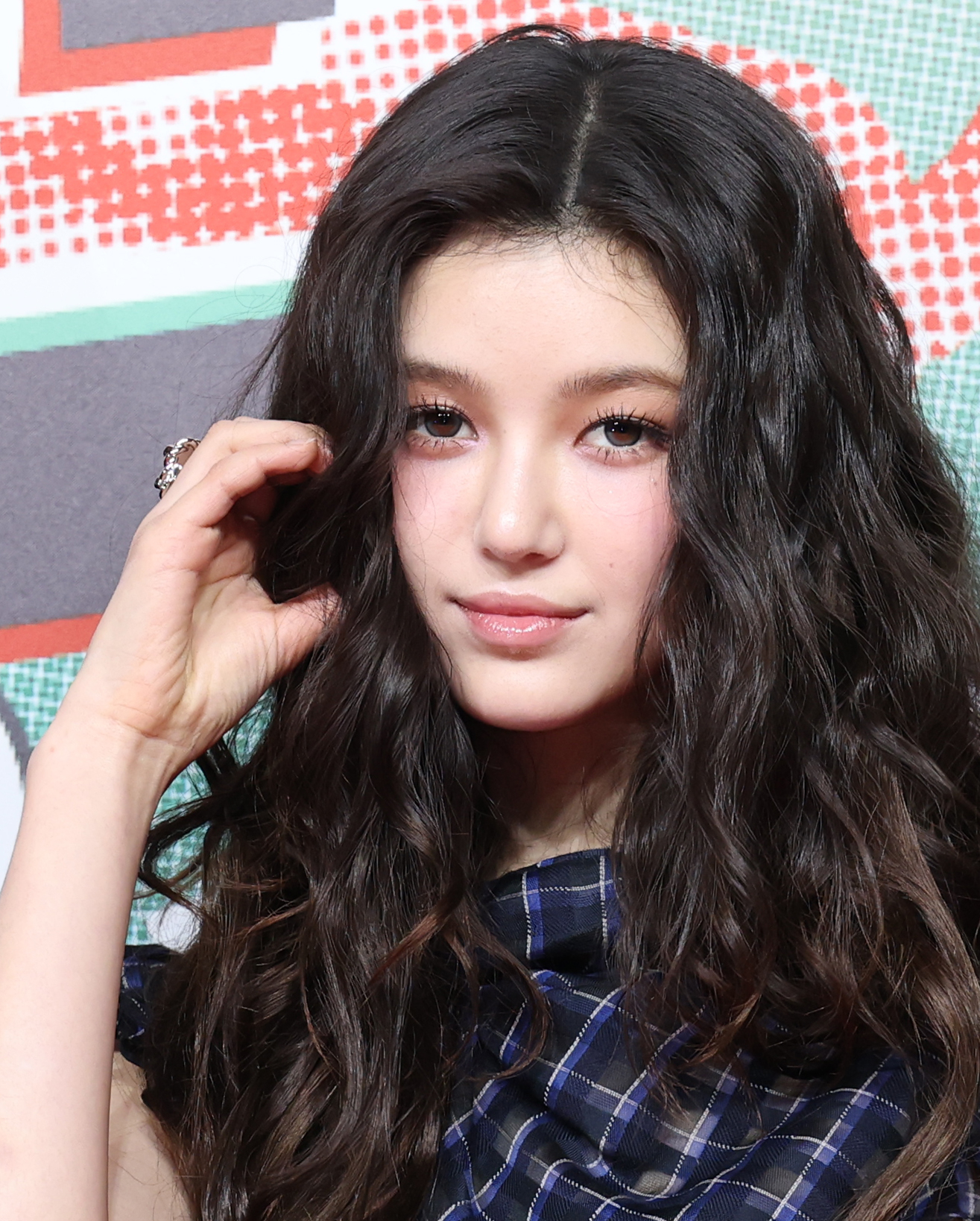 Danielle supposedly spotted volunteering on day of ADOR contract ...