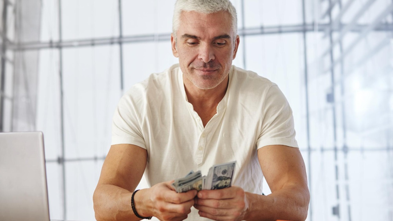 Savings by 50: How much you should have and how you compare