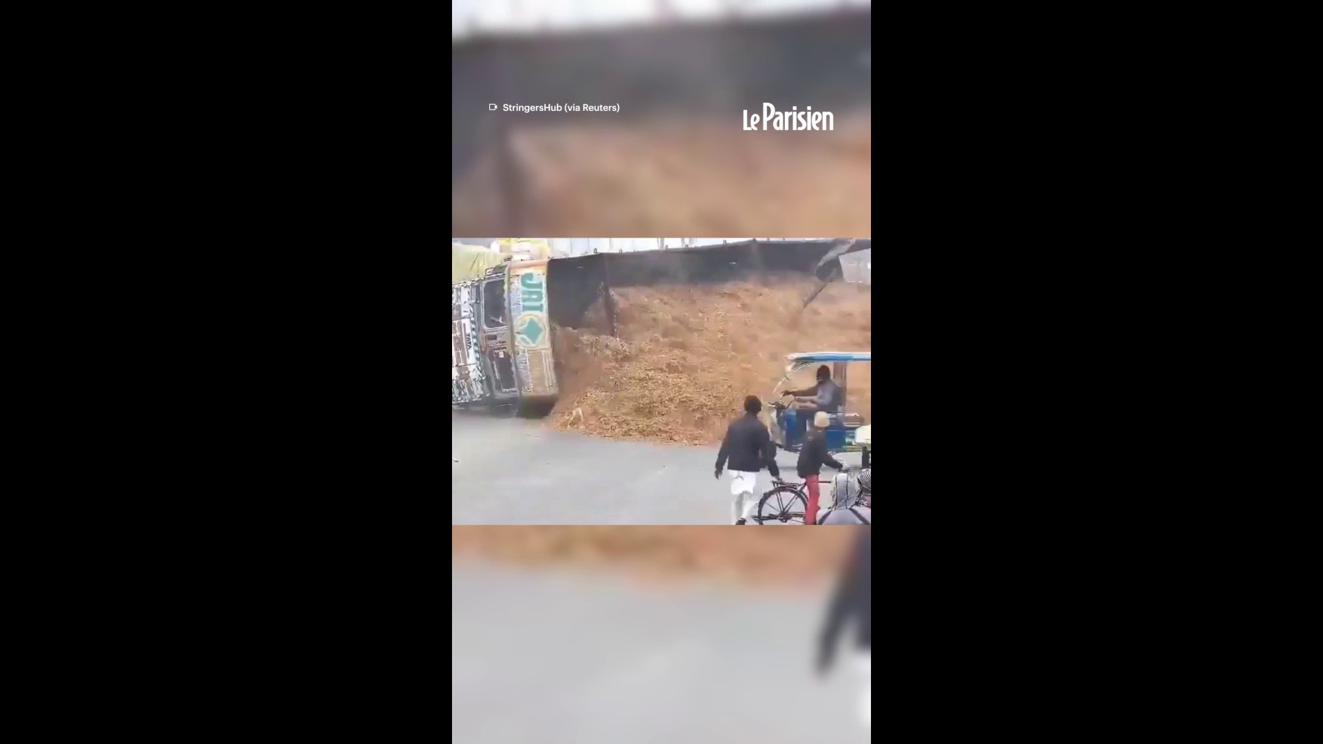 Inde : un camion se renverse sur une voiture
