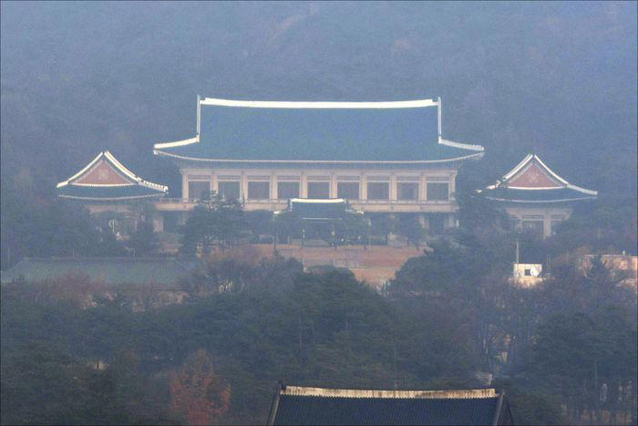 '흰·빨·파' 맨 李대통령, '靑시대' 다시 열었다...구중궁궐 탈피는 과제