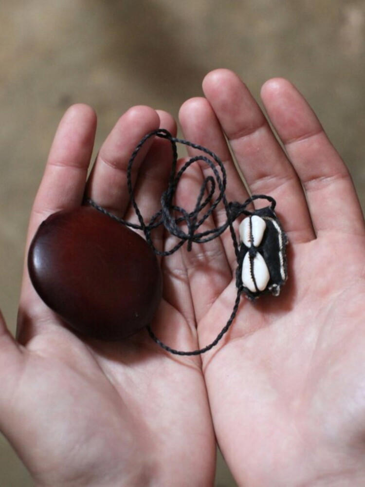 Calciatore muore soffocato da un amuleto vudù: il caso che sconvolge il ...