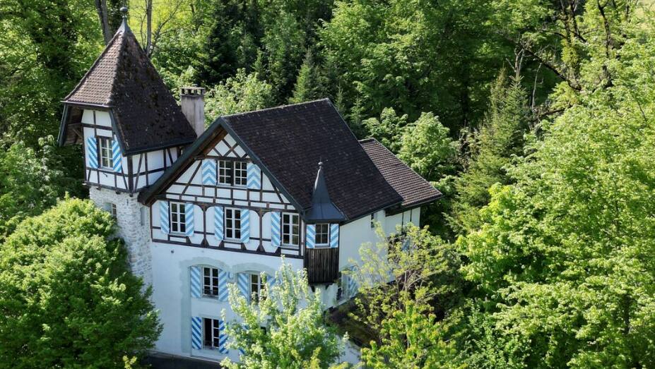 Des prix fous et la villa de Poutine : ces propriétés suisses ...