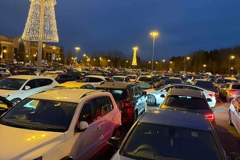 Trafford Centre 'chaos' as shoppers 'stuck for hours' in gridlocked car ...