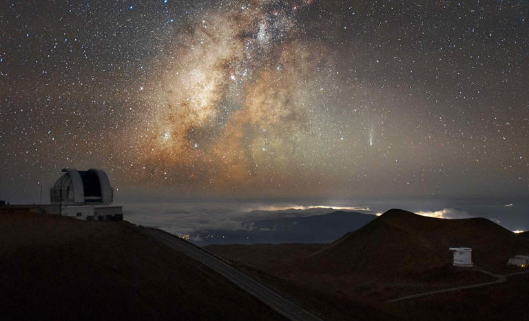 Comet Lemmon delights stargazers as it blazes by the Milky Way—see the ...