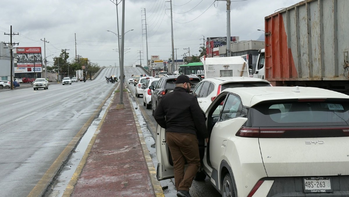 Grúa choca contra poste y causa cierre en avenida Nogalar en San Nicolás
