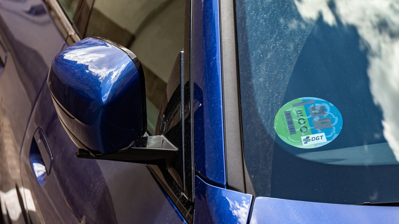How to remove stickers from your car's windshield