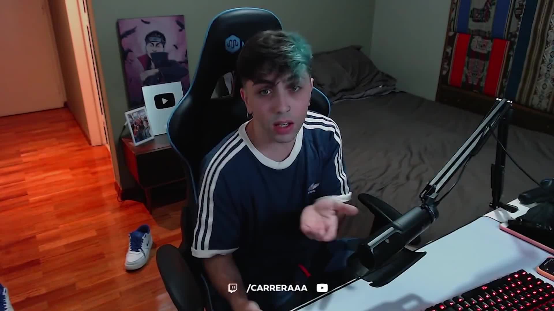 Un mono con una navaja