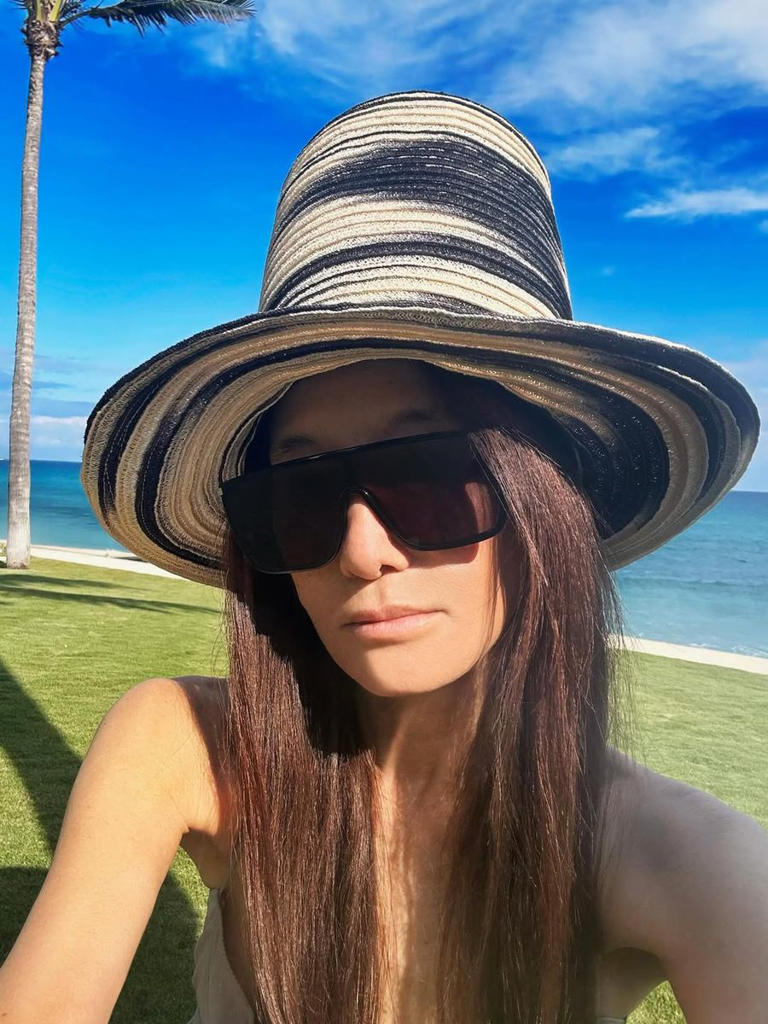 Vera Wang, 76, stuns in glamorous Christmas photos, fans say she’s ...