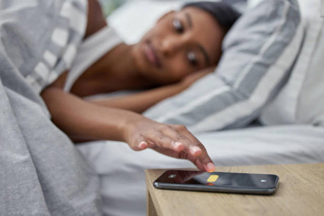 ¿Por qué posponer la alarma del celular es riesgoso para la salud ...