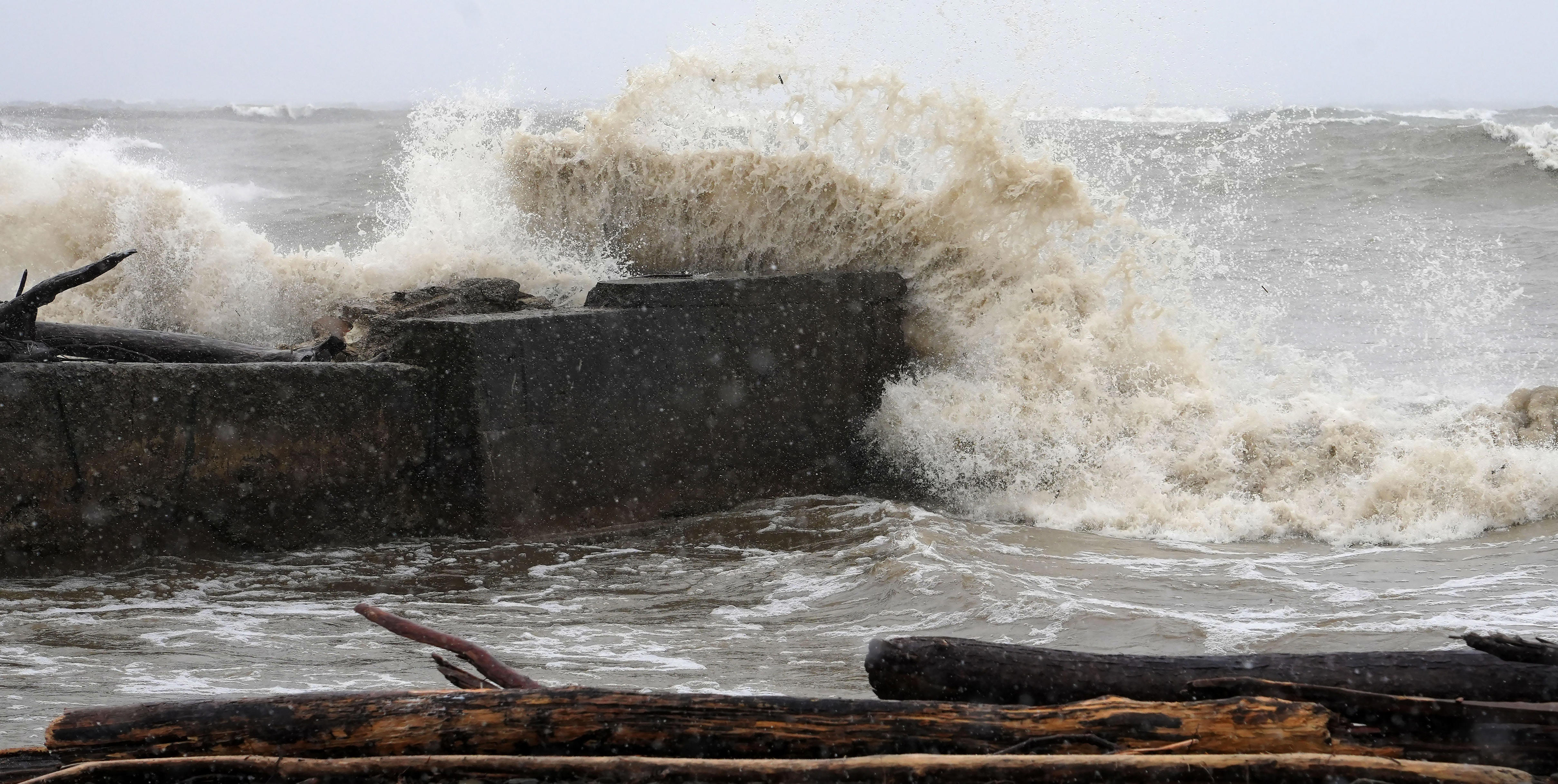 What is a seiche? Wind causes huge waves to expose Lake Erie's floor
