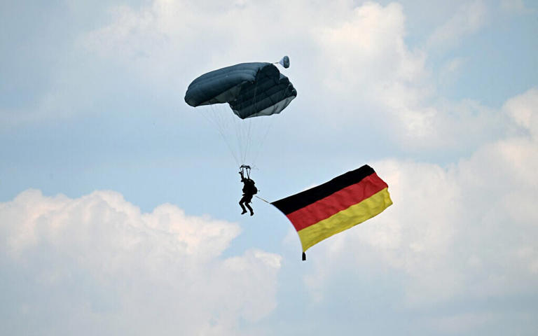 German paratrooper unit probed over alleged 'openly antisemitic clique ...