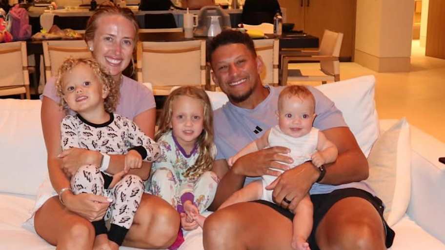 Patrick Mahomes’ daughter Golden shows off incredible balance with full ...