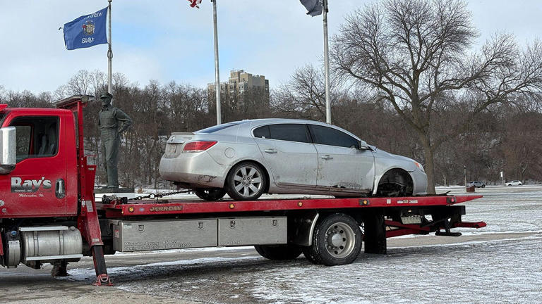 Milwaukee lakefront car crash; driver arrested, faces 5th OWI criminal ...