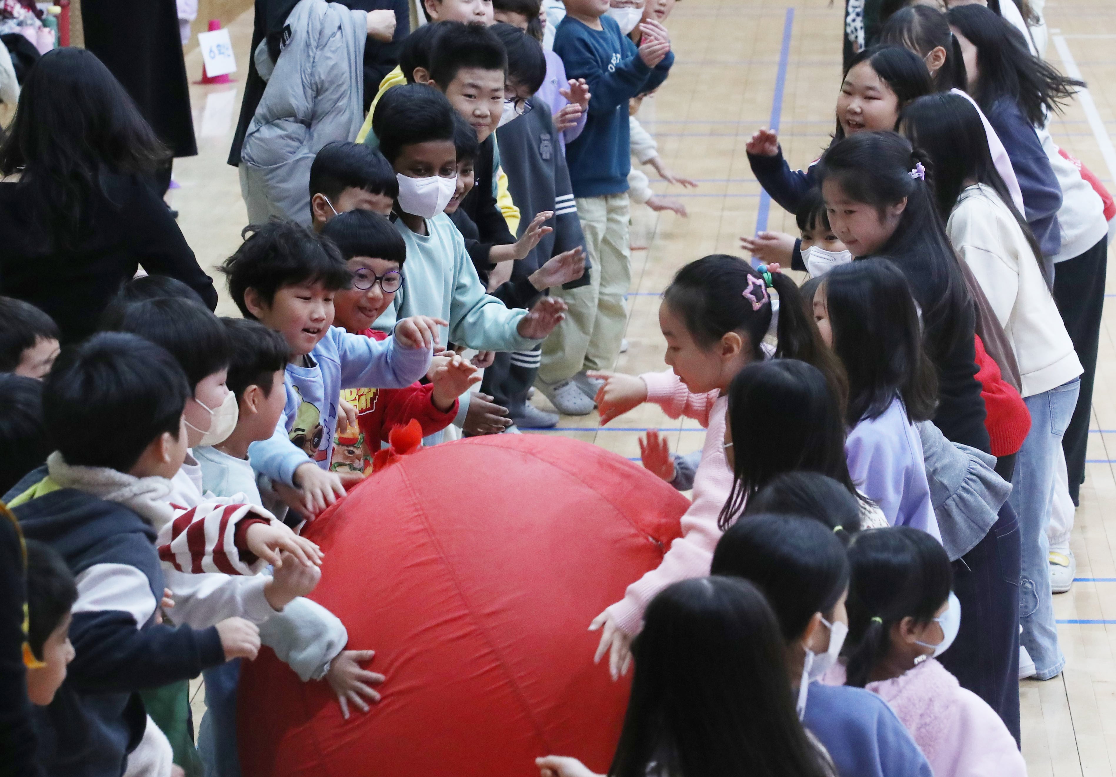 Gamjeon, Gwaebeop schools unite students ahead of merger