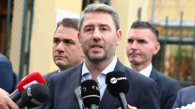 Το ΠΑΣΟΚ «τραβά» χειρόφρενο σε συνάντηση με Μητσοτάκη για τις ηγεσίες ...