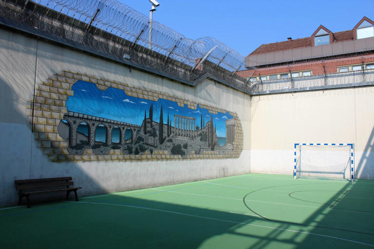 Umstrittene Strafe: Warum Hunderte Schulschwänzer hinter Gitter müssen