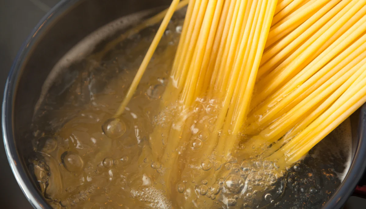 Utiliser l’eau de cuisson des pâtes : idées anti-gaspillage
