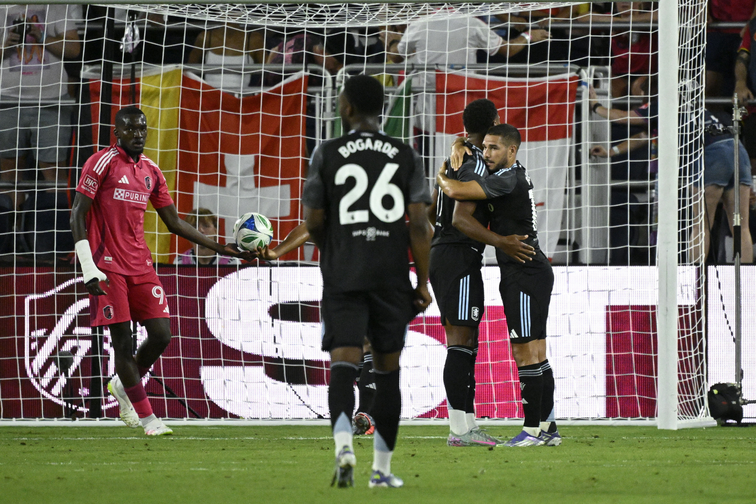 Ollie Watkins Brace Keeps Aston Villa in Premier League Title Race Firmly