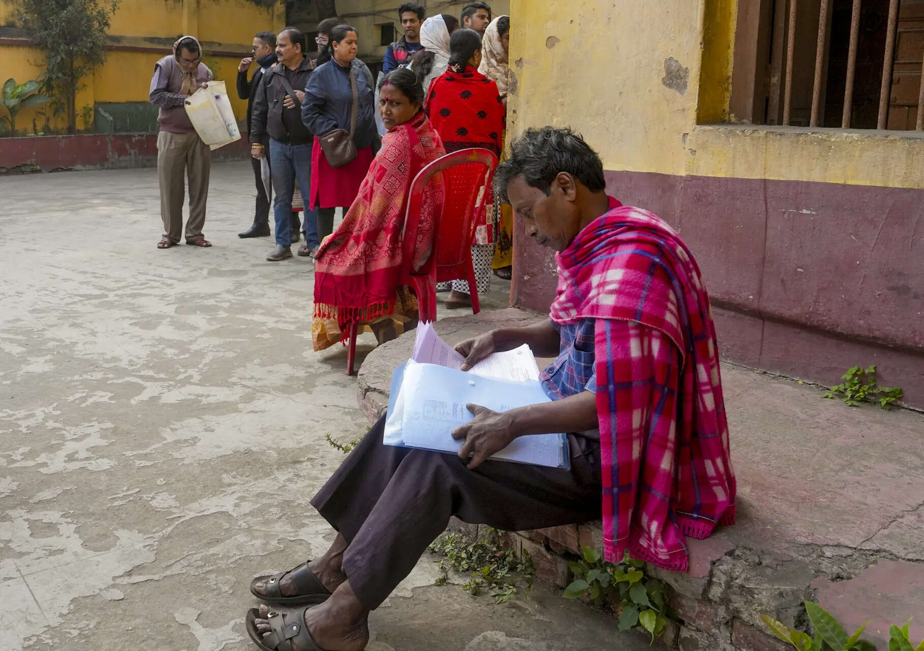 SIR hearings disrupted in Bengal, EC observer's car attacked