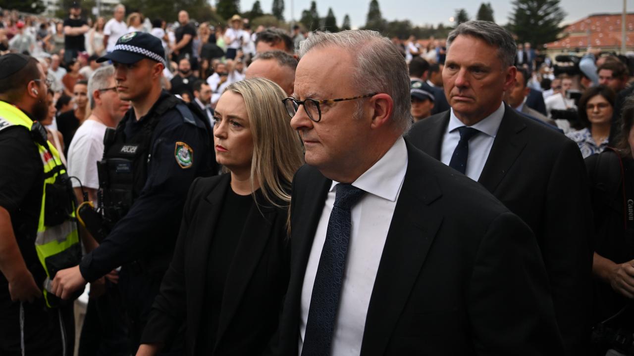 'Fast answers' needed on Bondi attack as review slammed