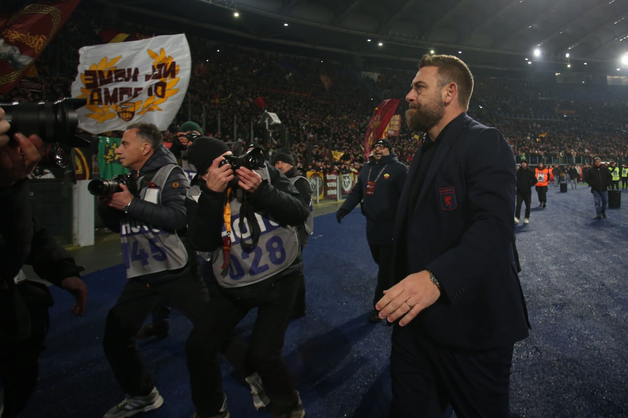 Roma-Genoa, De Rossi sotto la Curva Sud a fine gara: il saluto da ...