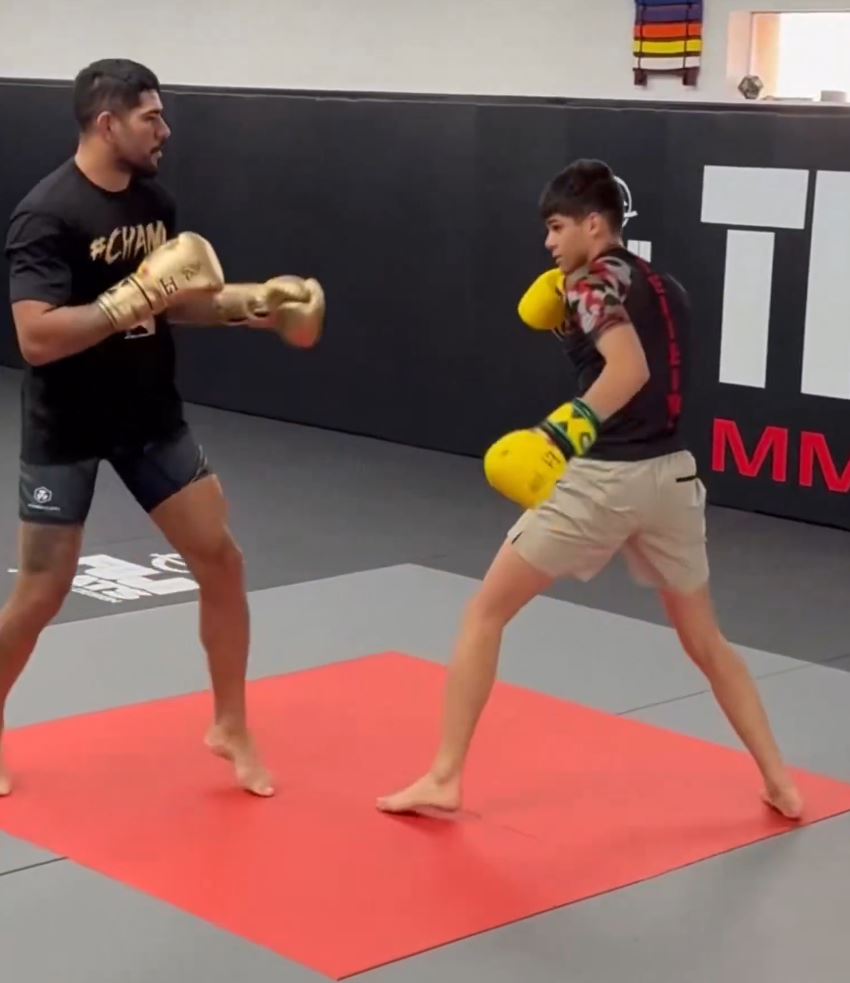 피는 못 속인다! 알렉스 '포아탄' 페레이라 2세, MMA 도전→본격 훈련 영상 공개…父 똑닮은 타격 폼 공개되자 UFC 팬들 술렁