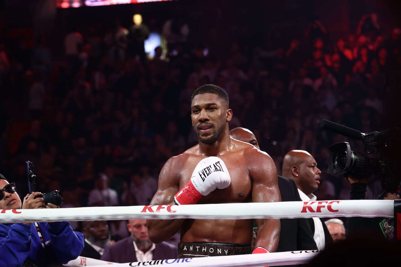 Heavyweight Anthony Joshua injured in car crash that killed two, per ...