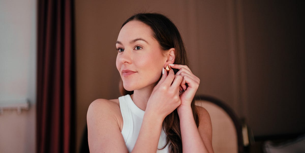 From stud to teardrop: which earrings to wear and avoid for each face ...