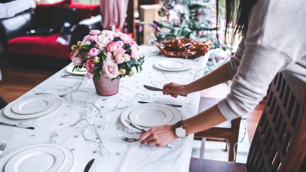 10 dining etiquette rules that barely anyone follows anymore