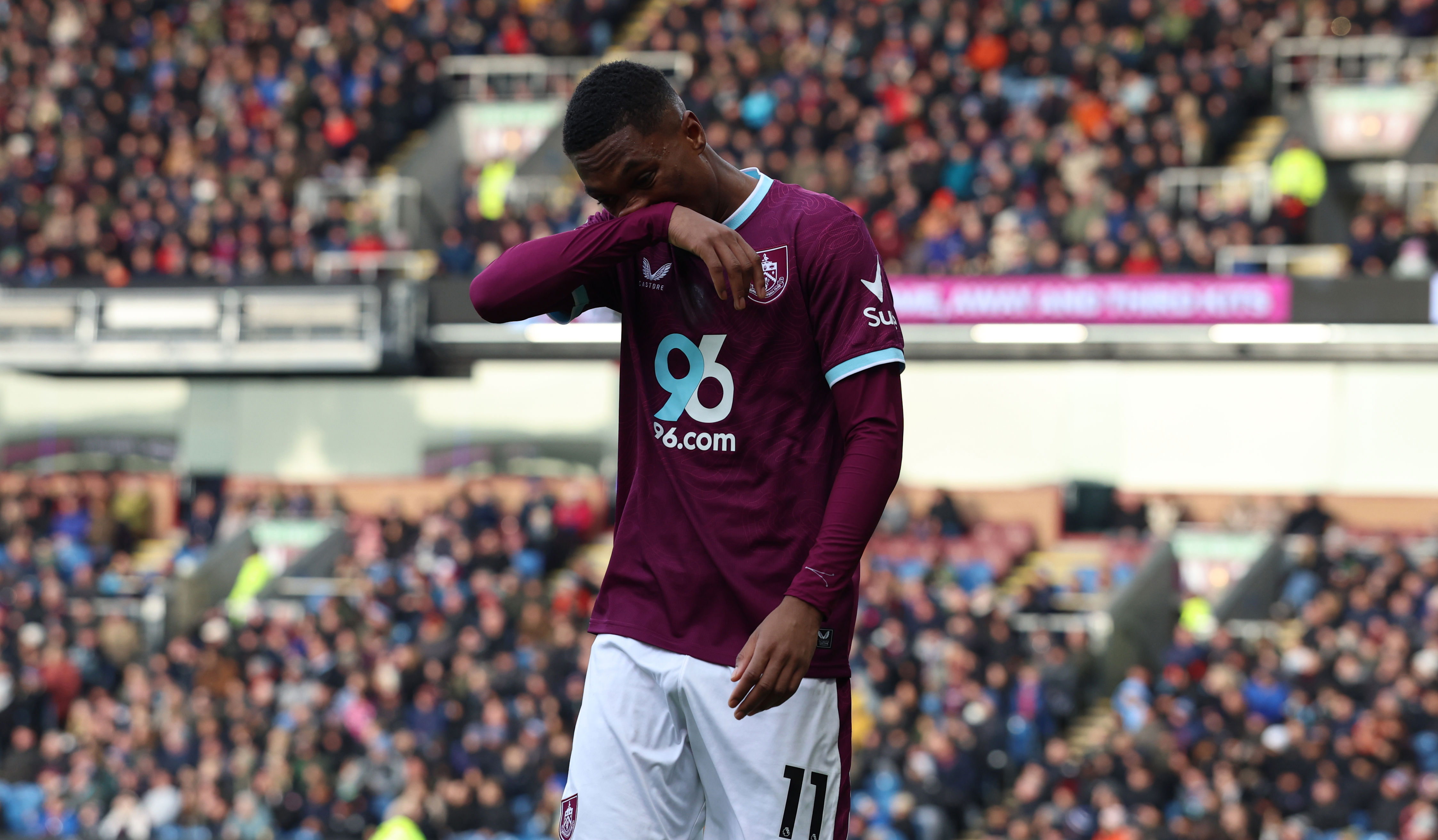 Dermot Gallagher analyses Jaidon Anthony handball vs Everton - 'He ...