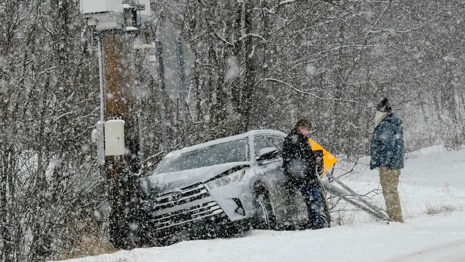 Bomb cyclone slams Upper Midwest, leaves 350,000 without power across US