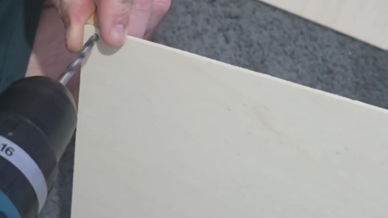 Artist creates strawberry stand prop from scratch to use as cute cake ...