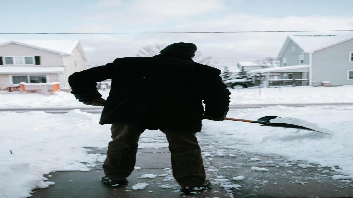 Doctors warn: Shoveling snow can be as dangerous as a stress test for ...