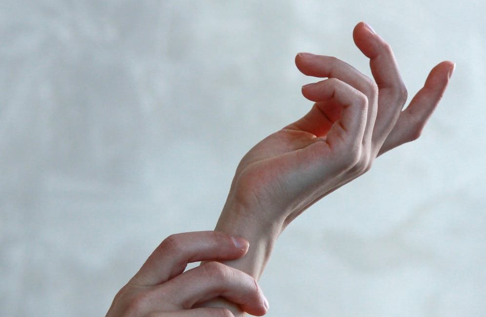 Cold hands, white fingers, big warning: Is it Raynaud’s syndrome?