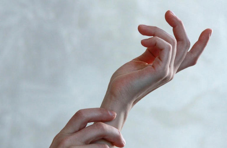 Cold hands, white fingers, big warning: Is it Raynaud’s syndrome?