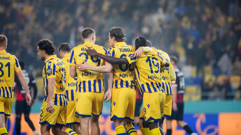 Tizenhét nyelven kívántak boldog ünnepeket, a magyar „véletlenül ...