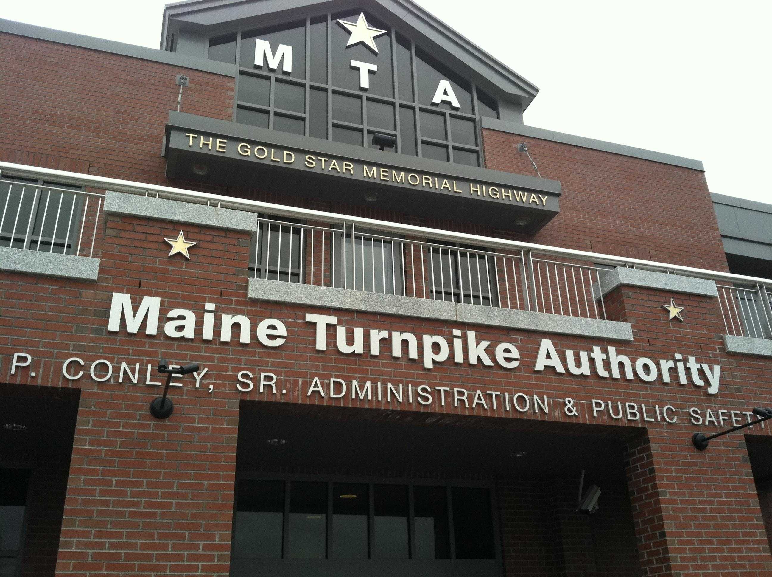 Light snow slows traffic on the Maine Turnpike
