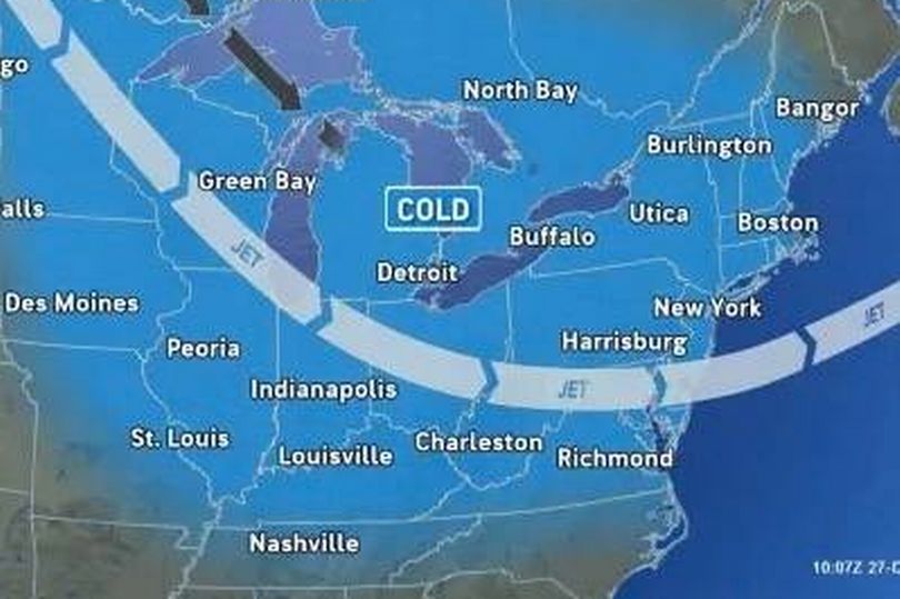 Flight delay warning as bomb cyclone hits East Coast