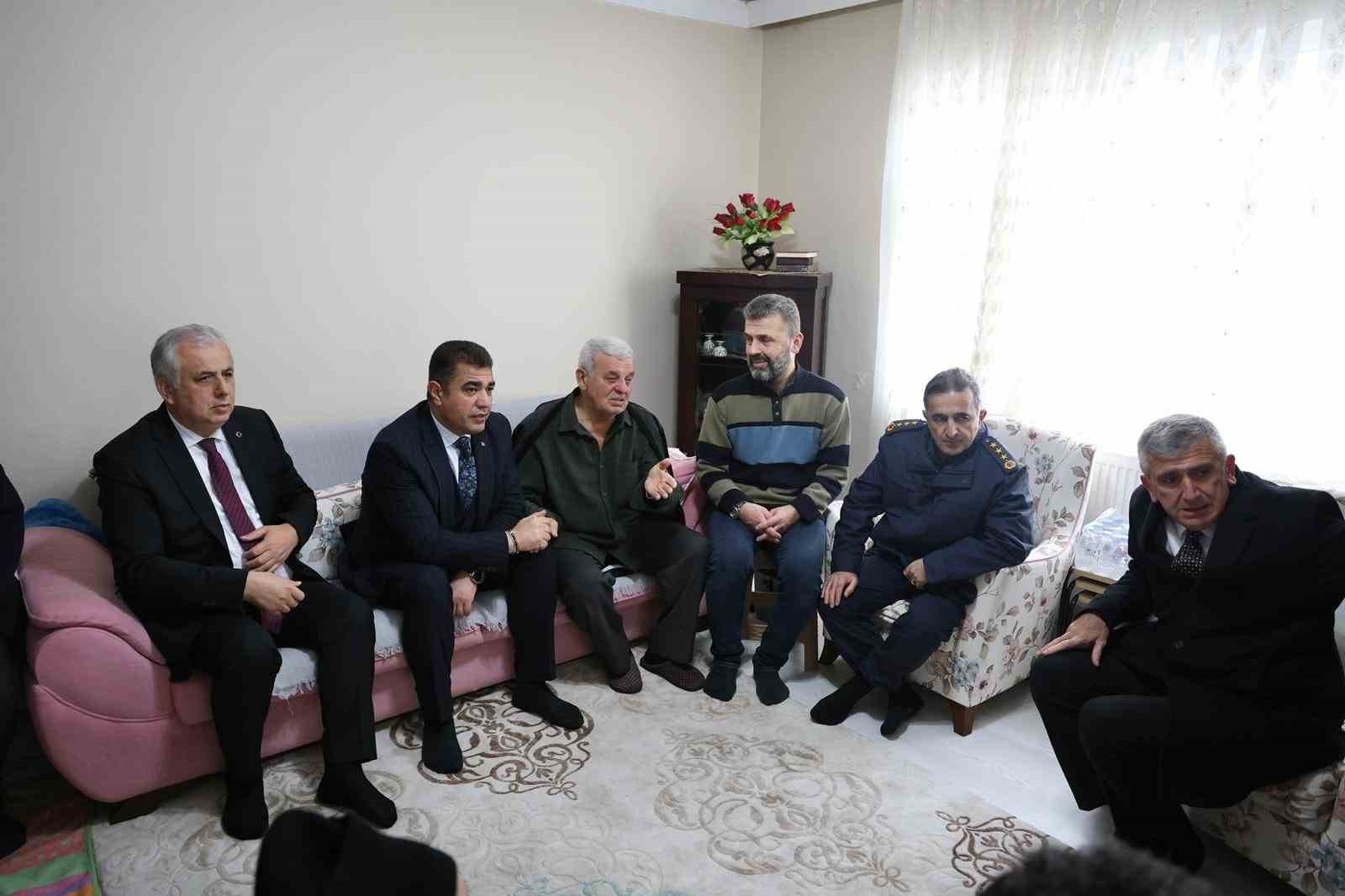 Vali Aslan şehit polis Turgut Külünk’ün ailesini yalnız bırakmadı