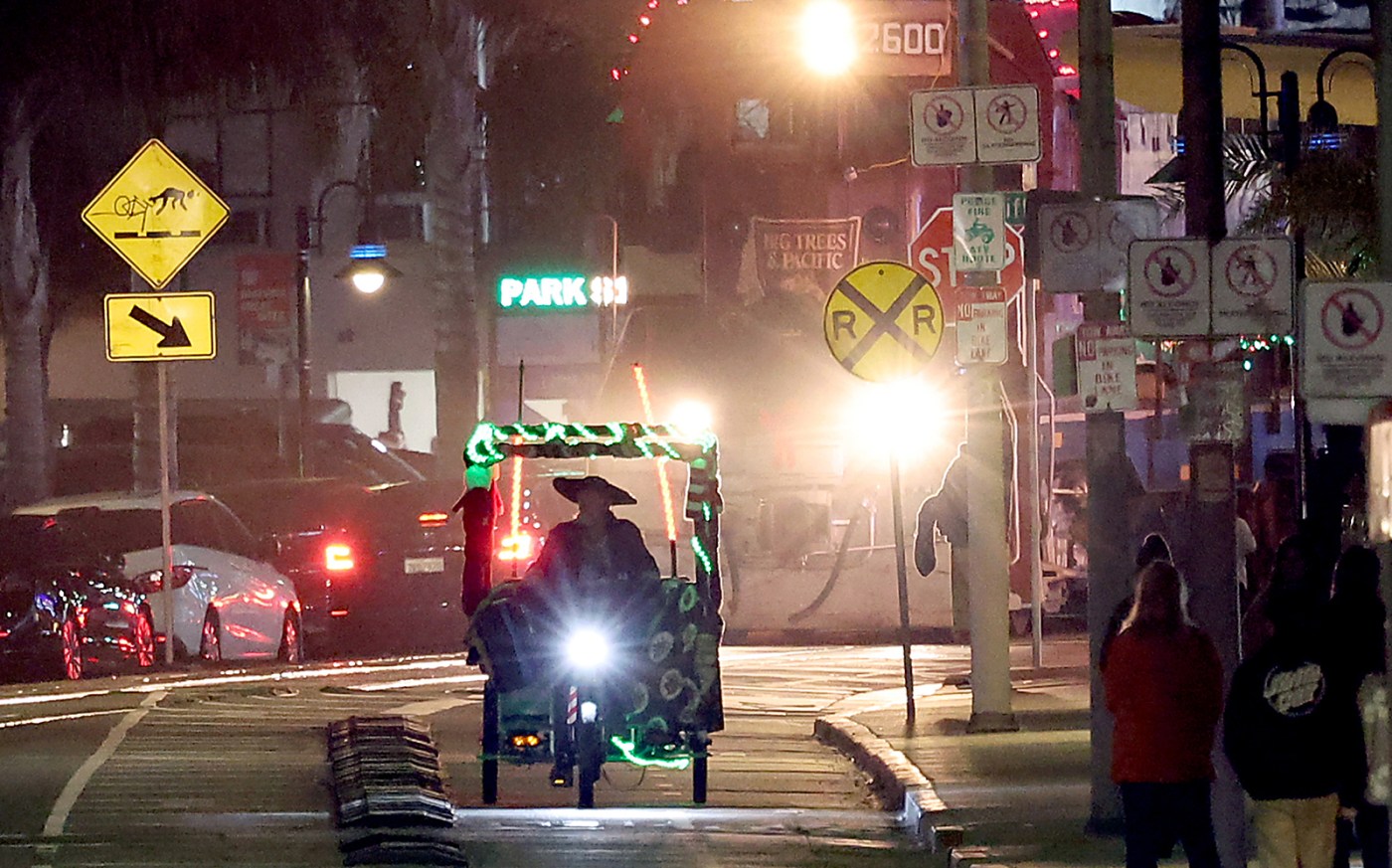 Photo | Rickshaw rolling through