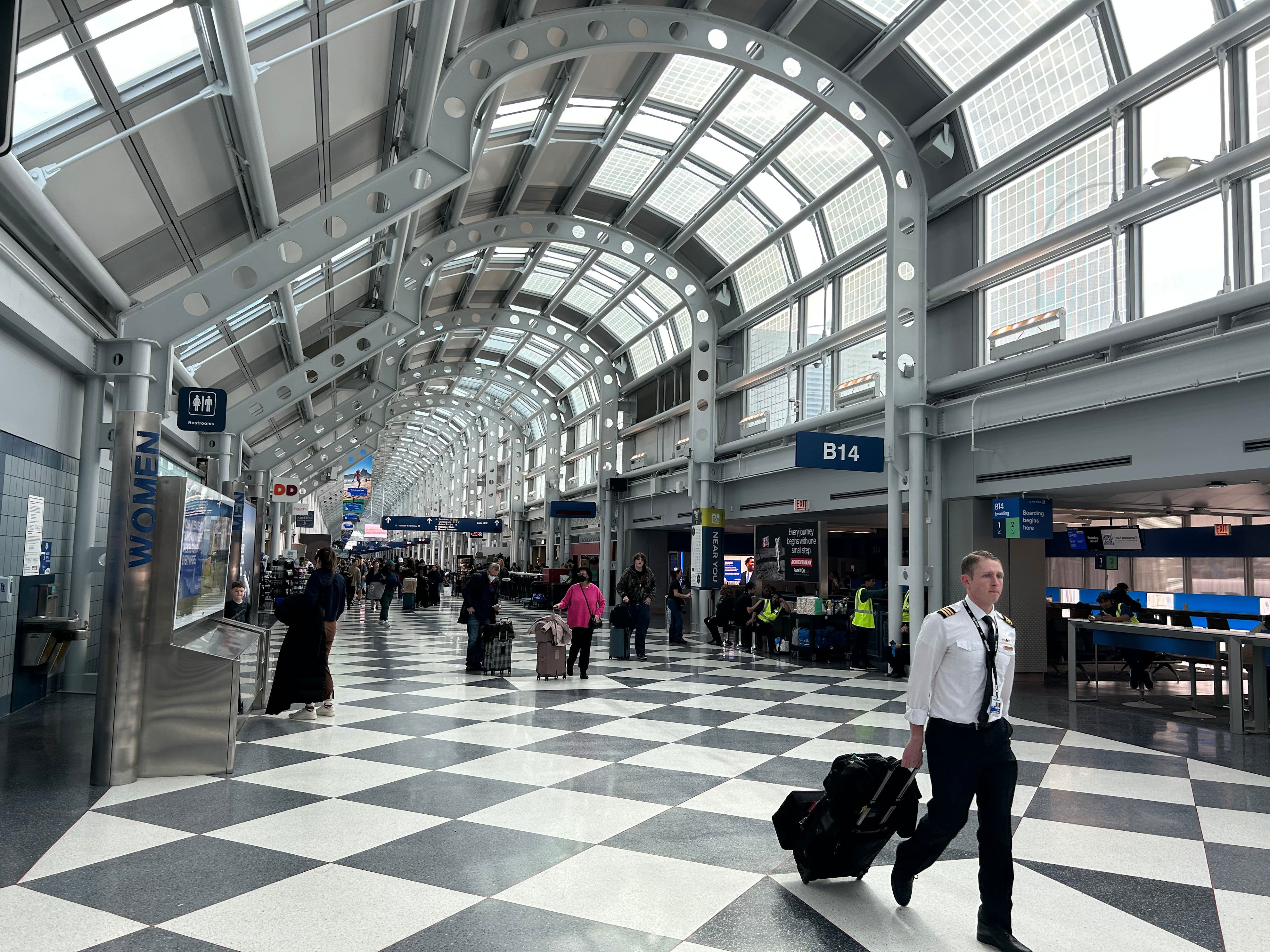 Chicago O’Hare turf war heats up: American strikes back at United with ...
