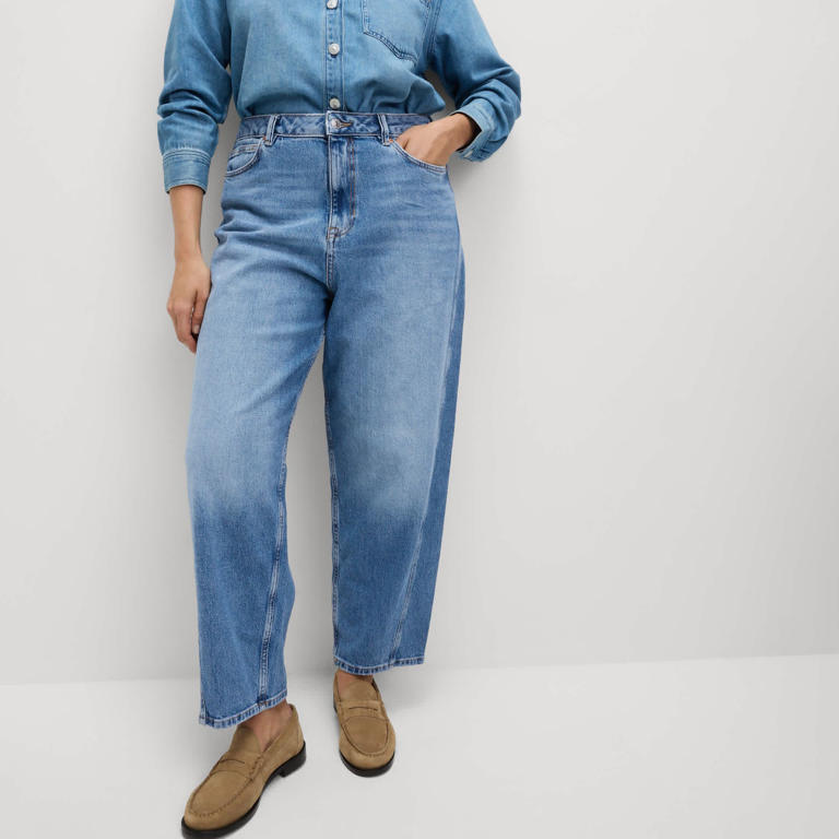 Sienna Miller's barrel leg jeans, cosy jumper and Birkenstock clogs ...