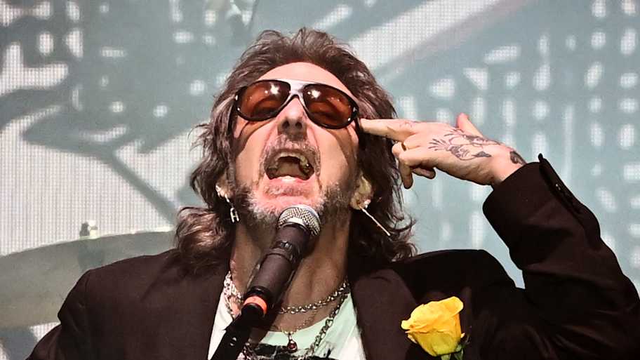 Black Crowes announce a slew of 2026 tour dates before joining Guns N ...